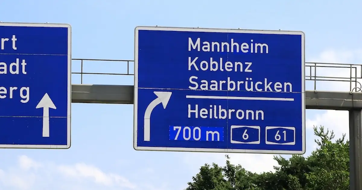 Unscheinbare Linie auf Autobahnschild hat eine wichtige Bedeutung